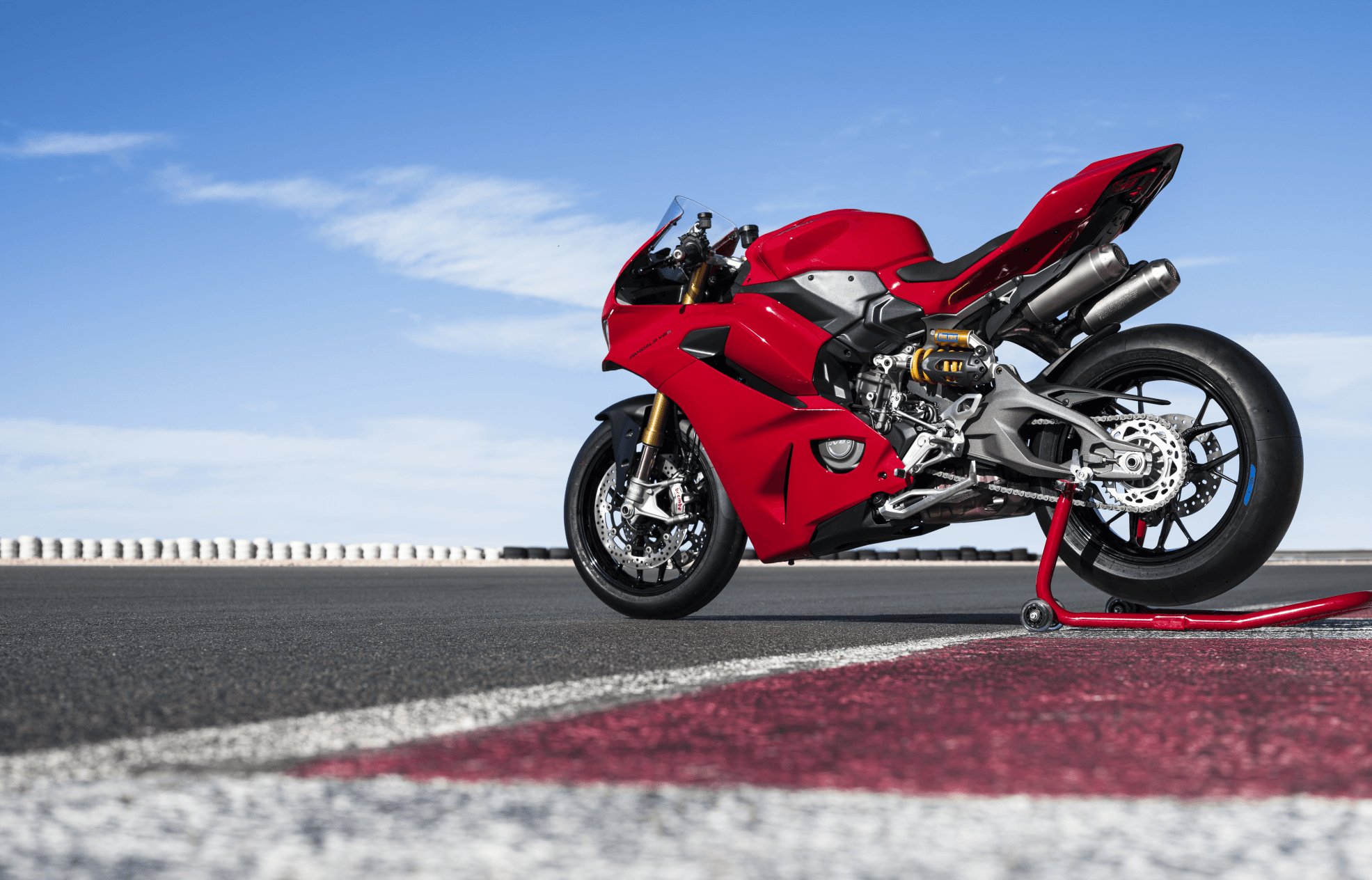 杜卡迪全新Panigale V2耀目登场 Panigale家族双星聚首共续荣耀