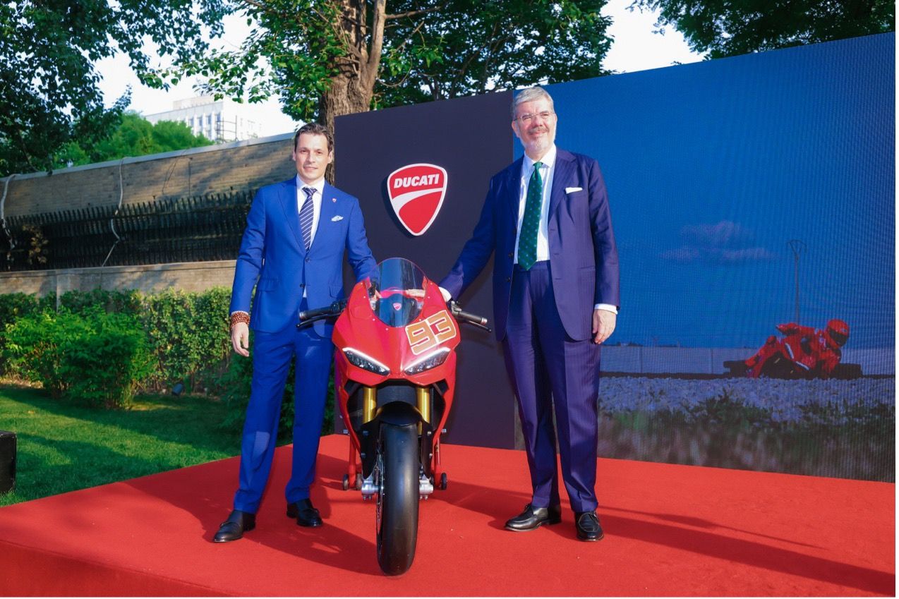 杜卡迪全新Panigale V2耀目登场 Panigale家族双星聚首共续荣耀